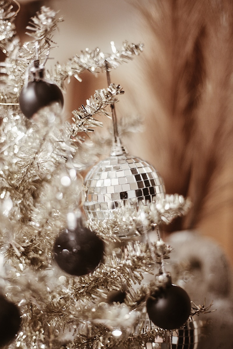 From Tinsel to Trash: Tips for Eco-Friendly Holiday Cleanup | SmartSort ...